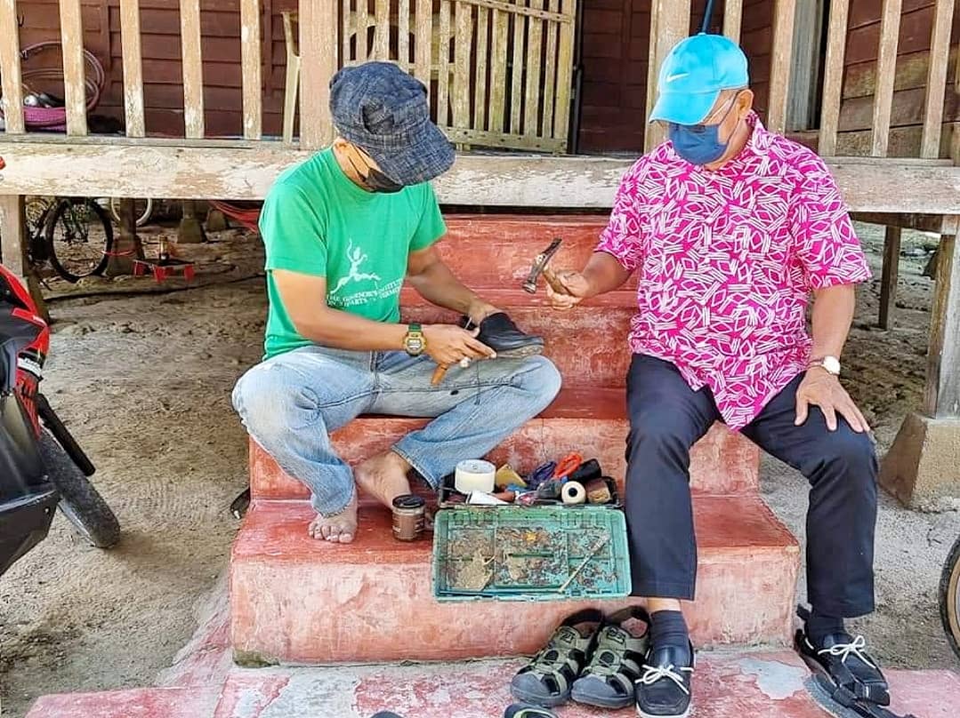 COVID-19: TUKANG GUNTING RAMBUT DAN TUKANG KASUT TERIMA SUMBANGAN ...