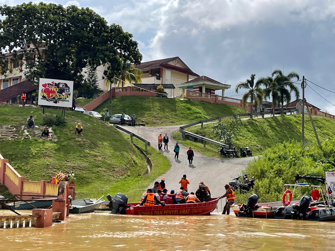POLIS GERAK ANGGOTA KE PPS BAGI MUDAHKAN MANGSA BANJIR BUAT LAPORAN ...