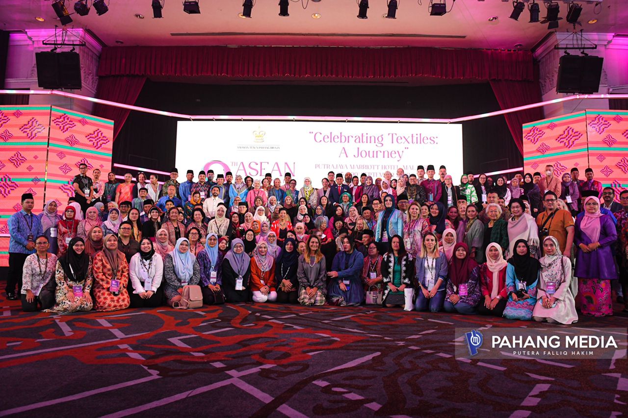KDYMM RAJA PERMAISURI AGONG BERSYUKUR PENGANJURAN SIMPOSIUM TEKSTIL TRADISIONAL ASEAN KE-8 ...