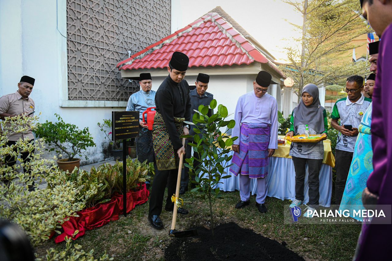 KDYMM PEMANGKU RAJA PAHANG BERKENAN TANAM POKOK HAPPINESS TREE - Pahang ...