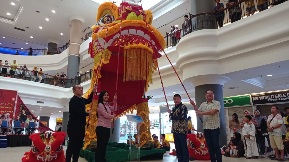 REPLIKA SINGA GERGASI TARIKAN PELANCONGAN SEMPENA TAHUN BARU CINA ...
